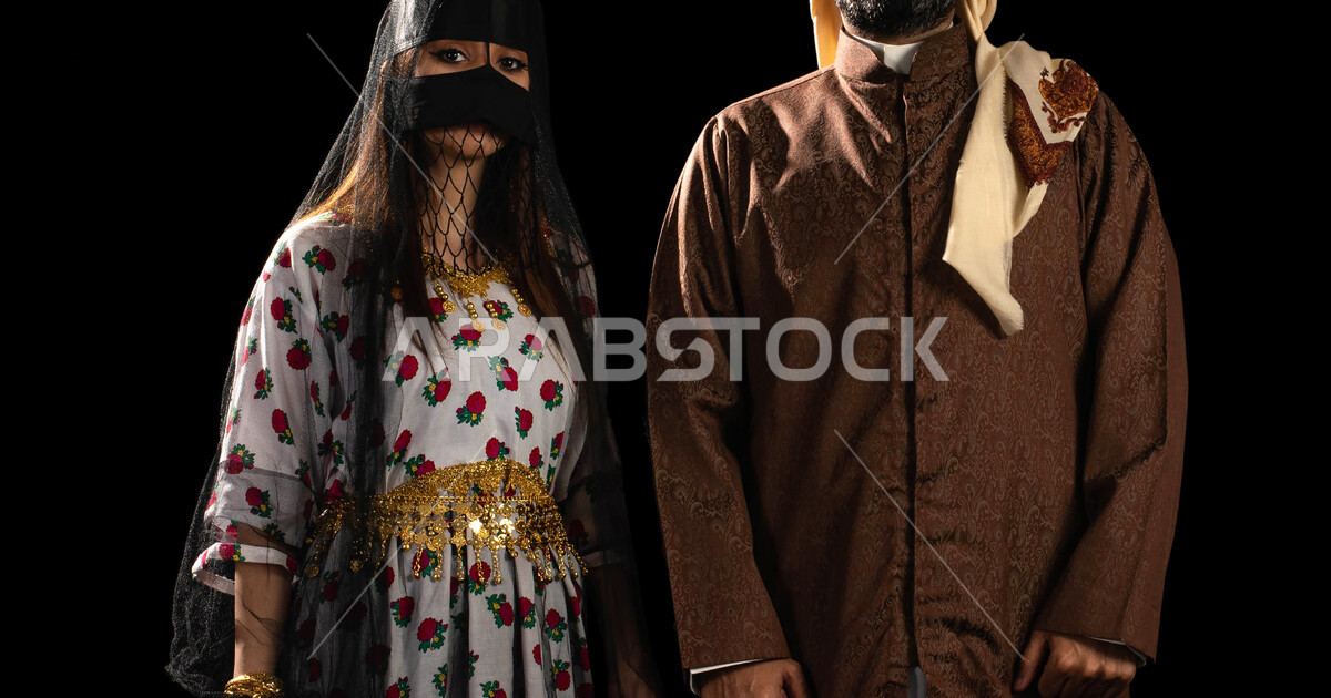 بورتريه لإمرأه ورجل عربيان سعوديان خليجيان يرتديان الزي السعودي ...