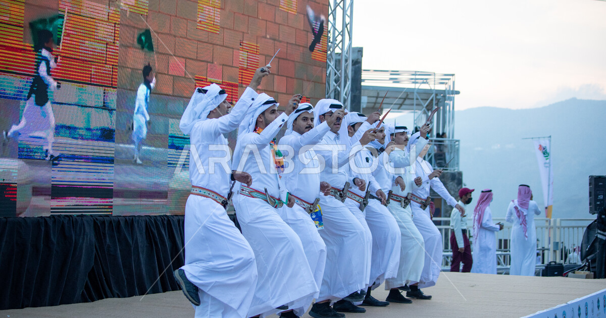 Saudi Arabian Gulf troupe, folklore, arts and folk performances ...