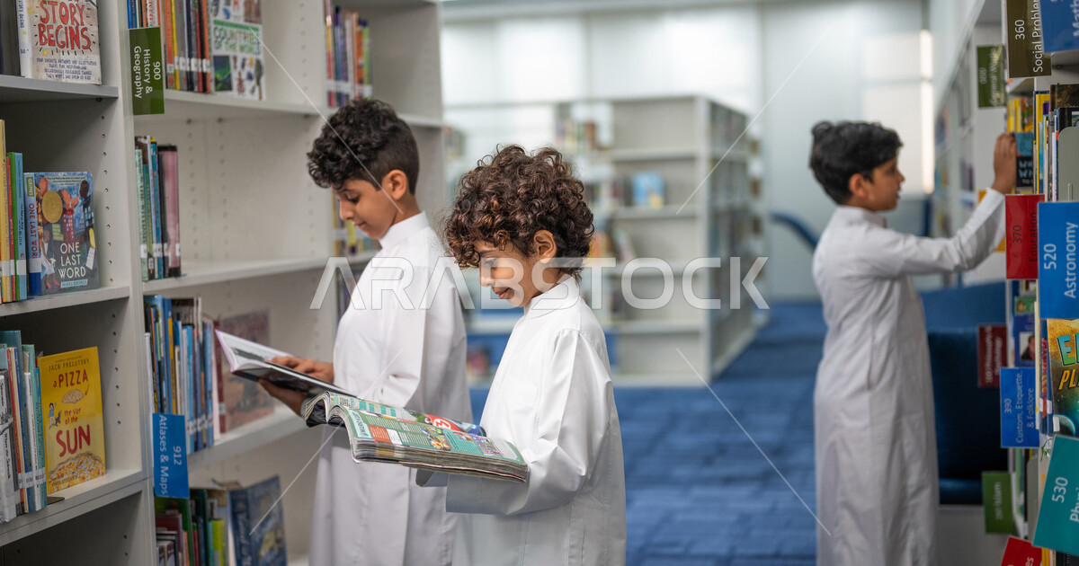 Saudi Arabian Gulf students reading books inside the school library ...
