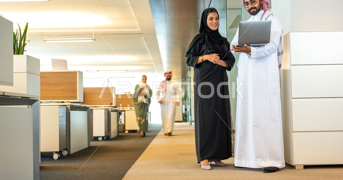 A Saudi Arabian Gulf businessman and a Saudi Arabian Gulf businesswoman ...