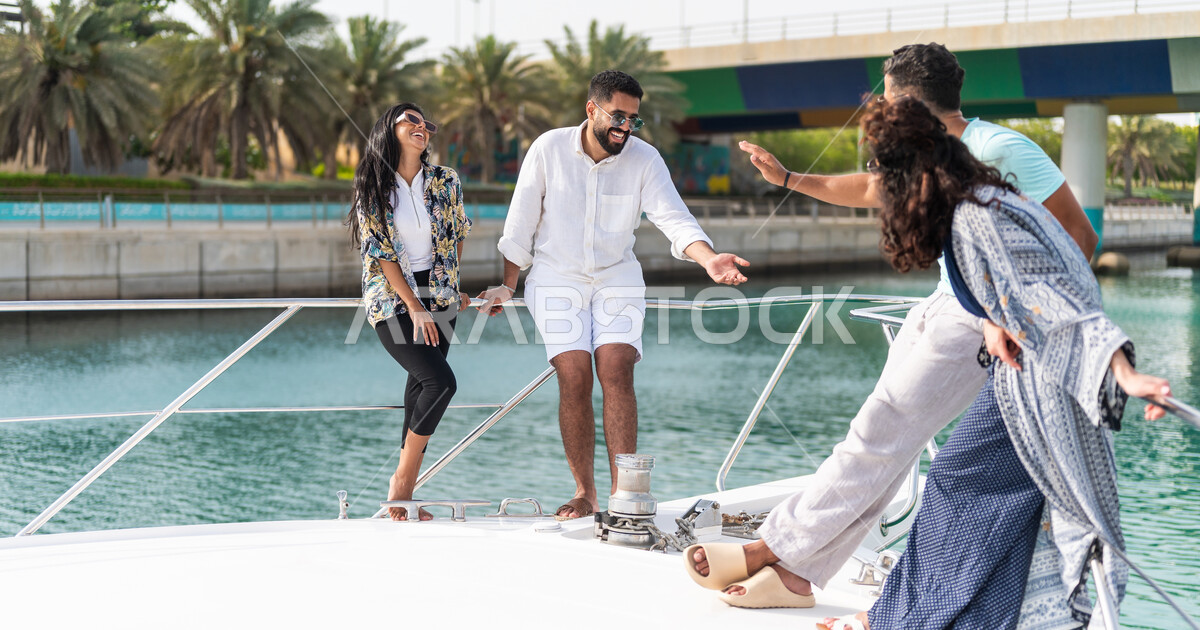 مجموعه من الأصدقاء العرب السعوديون الخليجيون على متن يخت, لقاء الأصدقاء ...