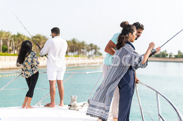 مجموعه من الأصدقاء العرب السعوديون الخليجيون على متن يخت في البحر ...