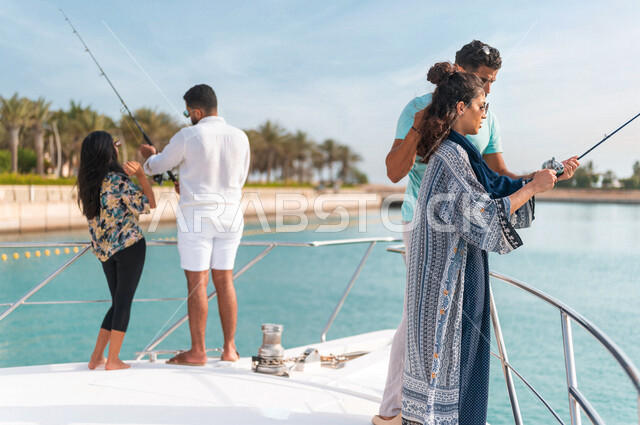 مجموعه من الأصدقاء العرب السعوديون الخليجيون على متن يخت في البحر ...