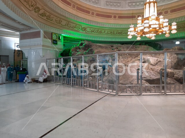 Group of workers cleaning the hills of Safa at the Grand Mosque, Jabal ...