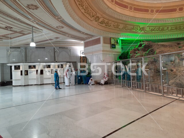 Group of workers cleaning the hills of Safa at the Grand Mosque, Jabal ...