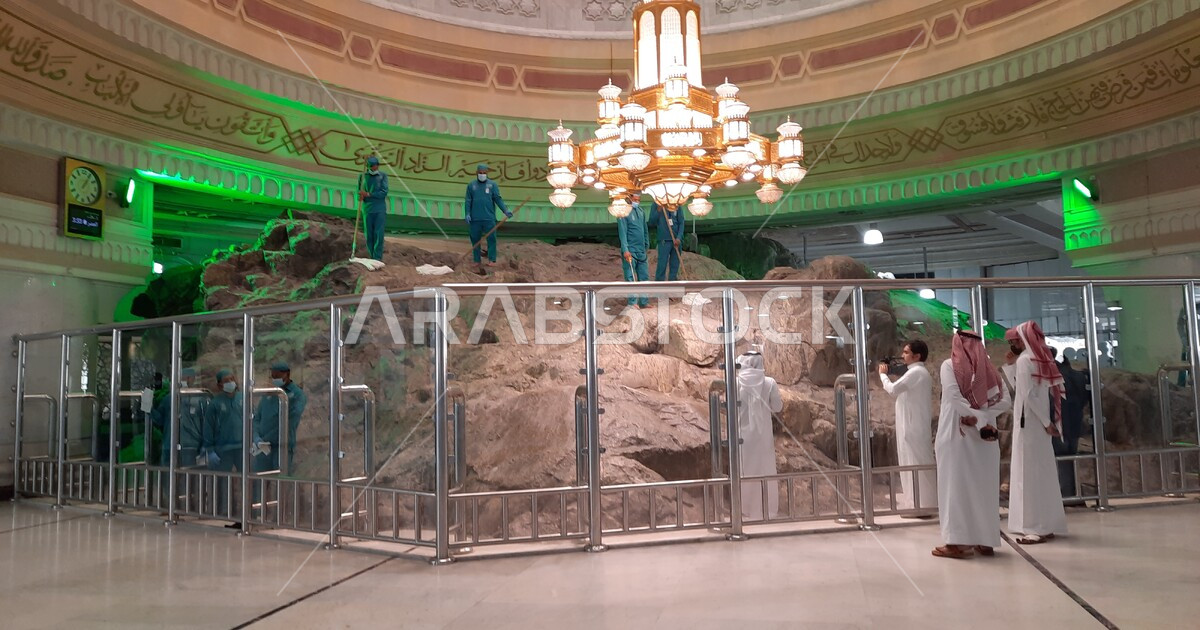 Group of workers cleaning the hills of Safa at the Grand Mosque, Jabal ...