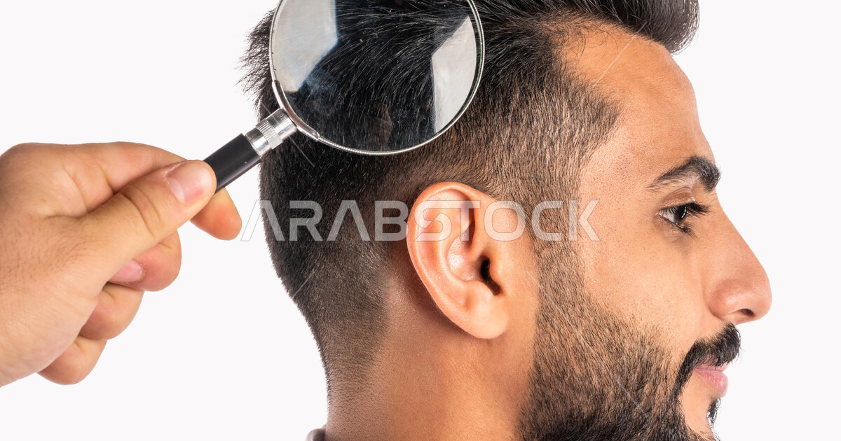 بورتريه بصورة مقربة ليد تحمل عدسة مكبرة ، الرؤية عن قرب بإستخدام العدسة ...