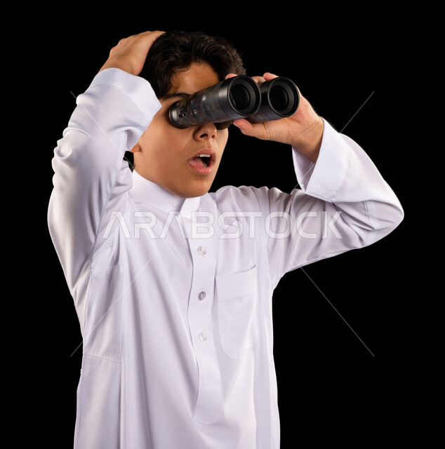 Portrait of a Saudi Arabian Gulf boy wearing traditional Saudi dress ...