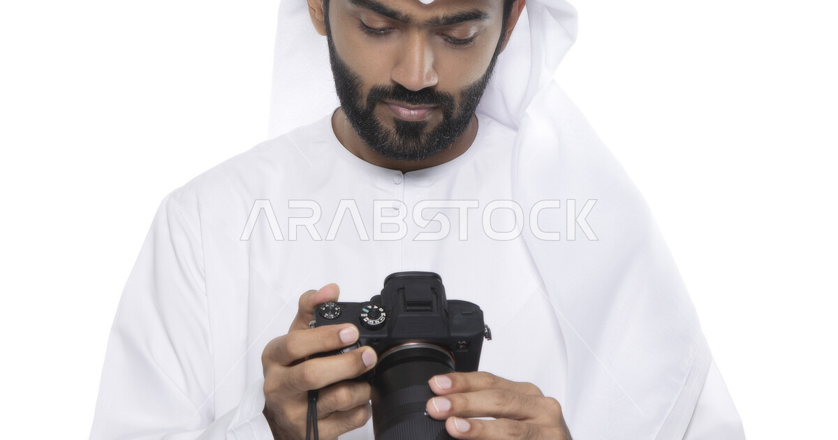 بورتريه لشاب عربي خليجي إماراتي ، يحمل بيده كاميرا التصوير ، يلتقط ...