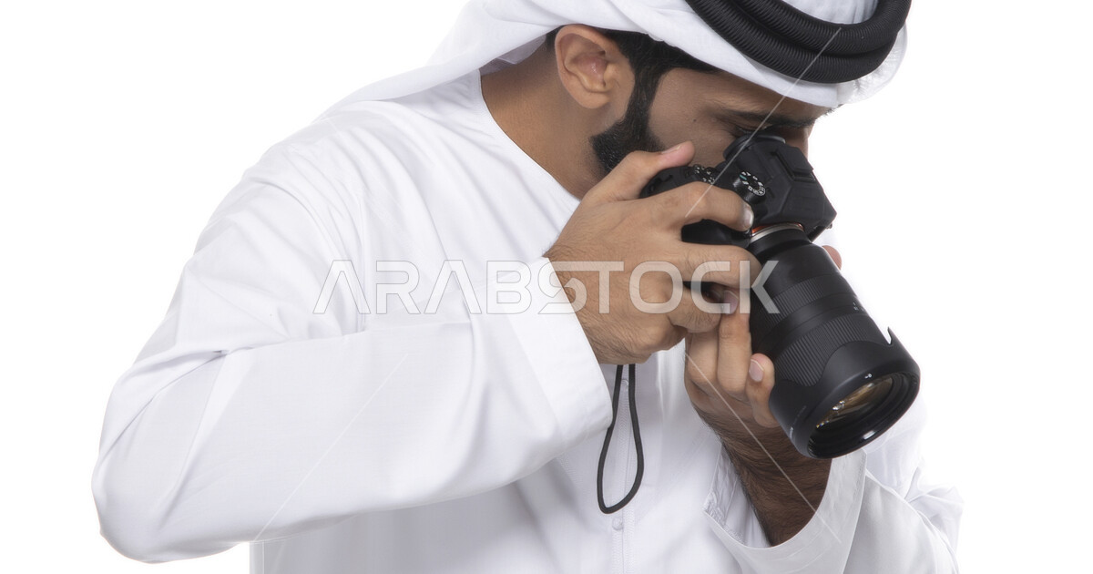 بورتريه لشاب عربي خليجي إماراتي ، يحمل بيده كاميرا التصوير ، يلتقط ...