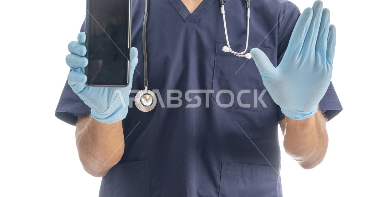 بورتريه لطبيب عربي خليجي إماراتي يرتدي الكمامة ويرفع كف يده للأعلى ...