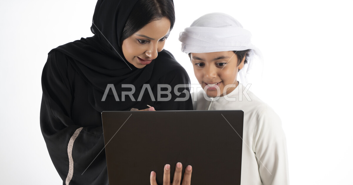 Portrait of an Arab Gulf Emirati mother wearing the Emirati traditional ...