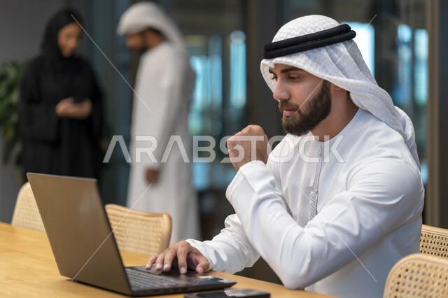 A close-up image of an Arab Emirati Gulf man wearing traditional dress ...