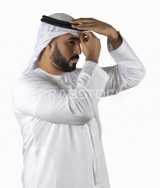 Portrait of an Arab Emirati Gulf man wearing the traditional Emirati ...