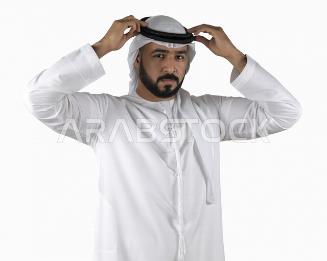 Portrait of an Arab Emirati Gulf man wearing the traditional Emirati ...