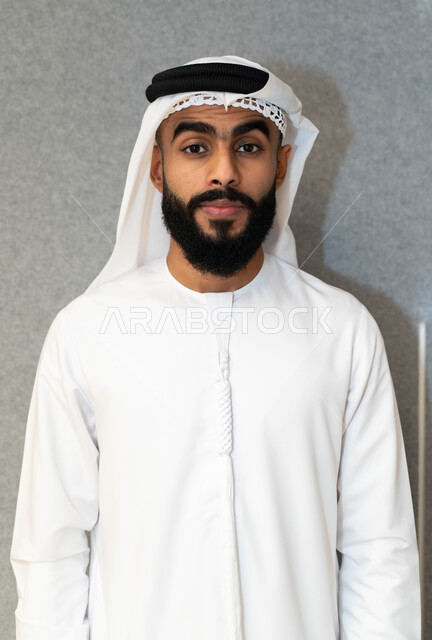 Wearing the Emirati kandura and ghutra, portrait of an Emirati Gulf ...