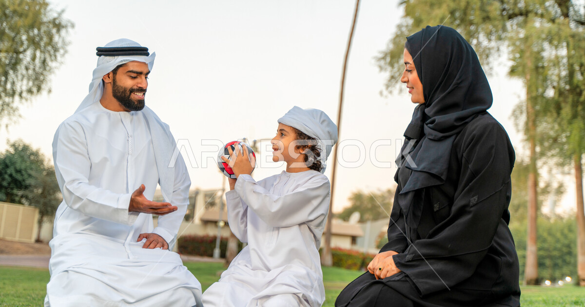 عائله عربيه إماراتيه خليجيه مكونه من ثلاث أفراد, قضاء وقت ممتع في ...