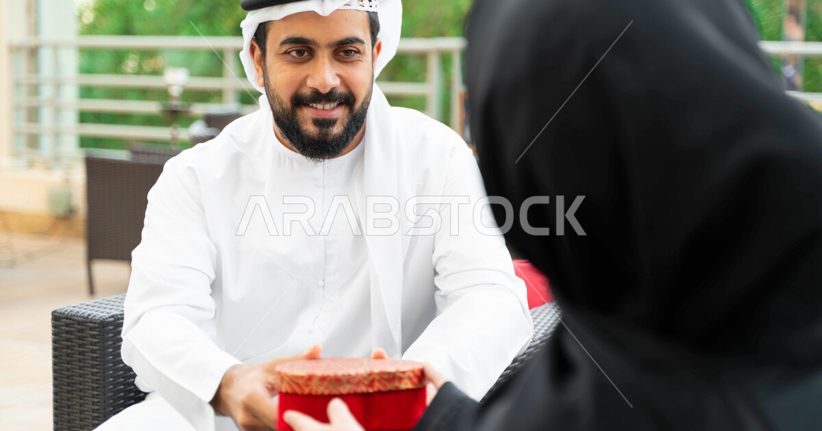 التعبير عن الألفة والمحبة بين الزوجين وإحياء ذكرى يوم الزواج, جلسات ممتعه خارج المنزل, رجل عربي ...