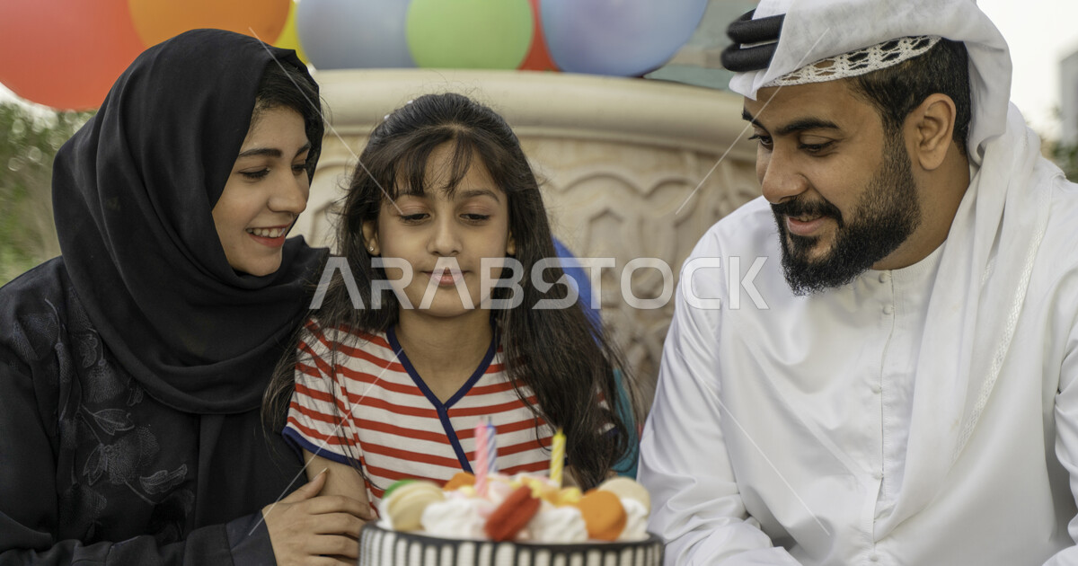 مشاعر السعادة و الحب والحنان في اجتماع عائلي صغير, أجواء أسرية مليئة ...