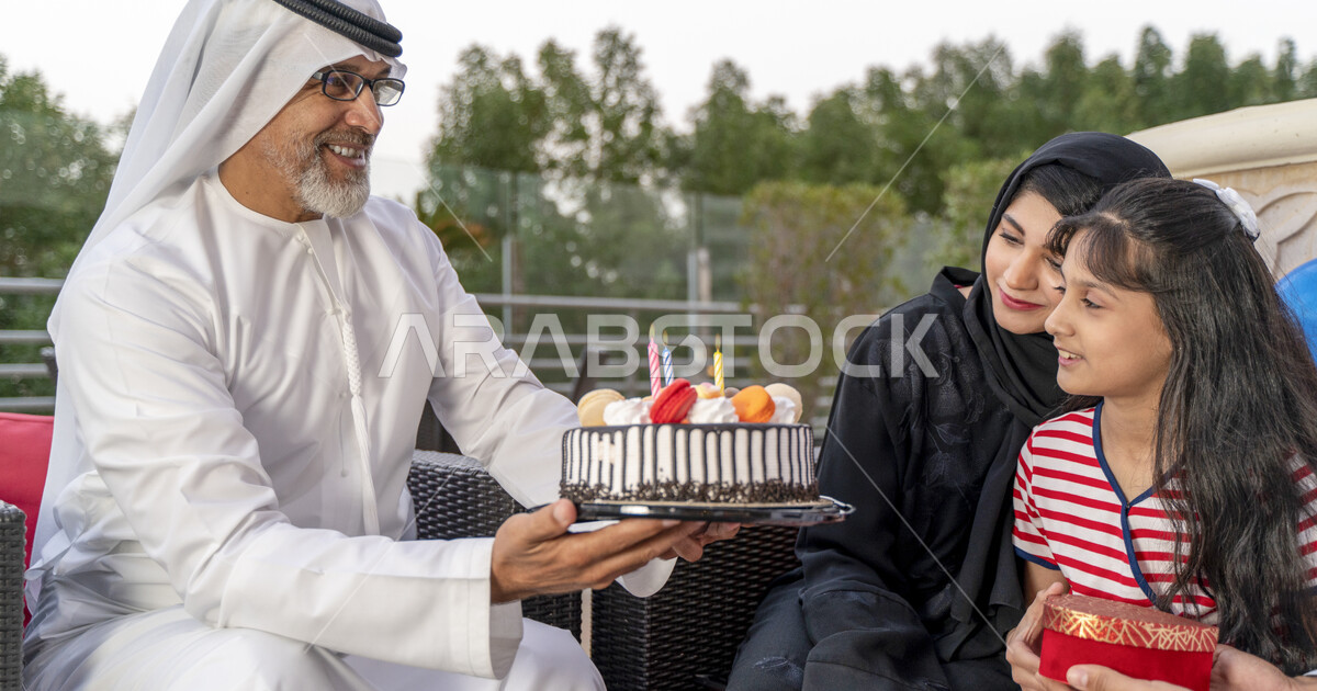 ذكريات رائعه مع الأبناء، أجمل اللحظات العائلية برفقة الجد إيماءات