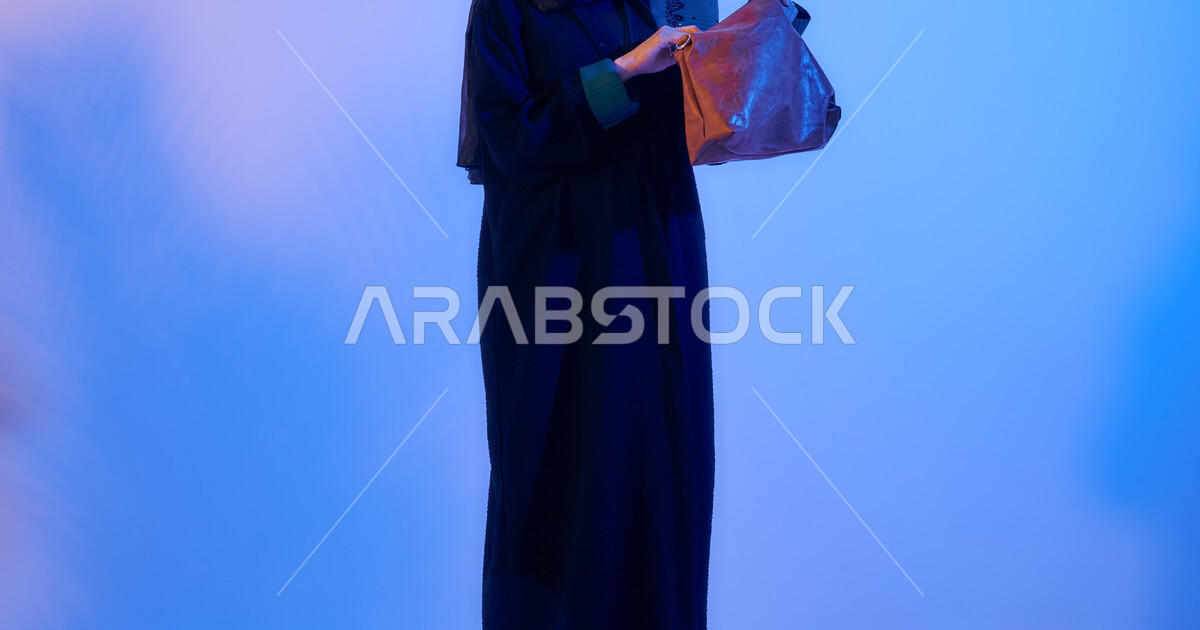 Portrait of a Saudi Arabian Gulf woman wearing an elegant black abaya ...