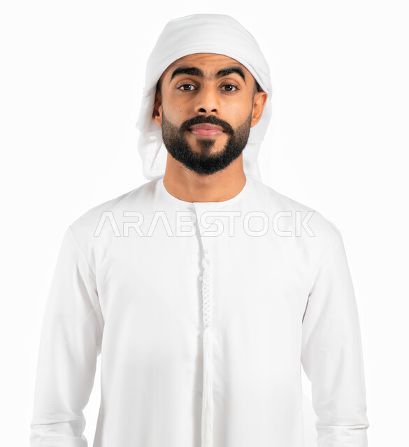 Portrait of an Arab Emirati Gulf man wearing a turban and an Emirati ...