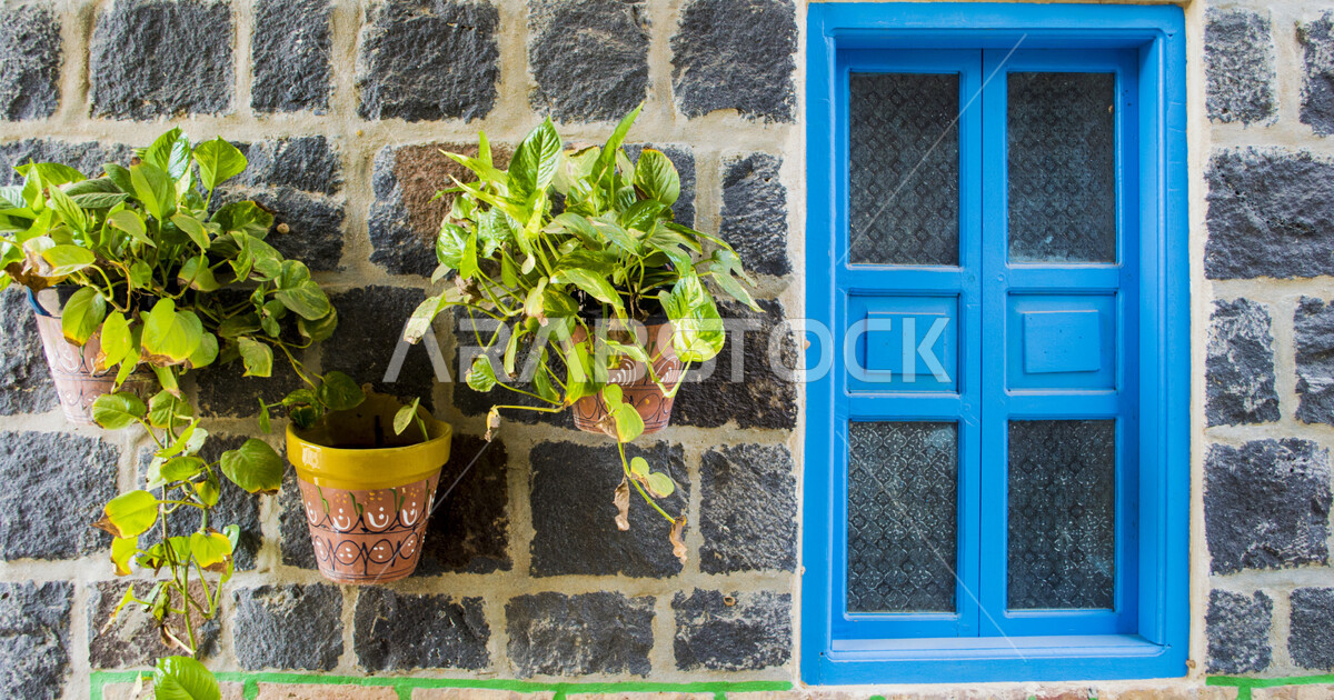 The walls decorated in the zoo design the ancient Arab architecture ...