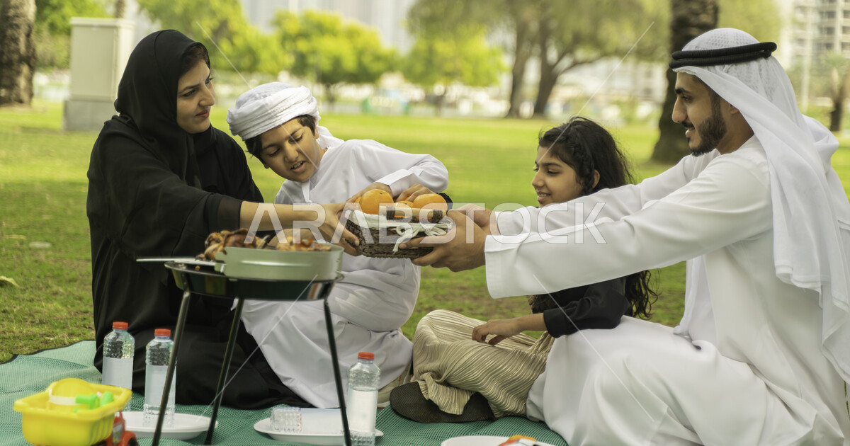 منتج محلي سعودي وطني ،الجلوس على بساط اخضر في إحدى المنتزهات، حفلة شواء ...