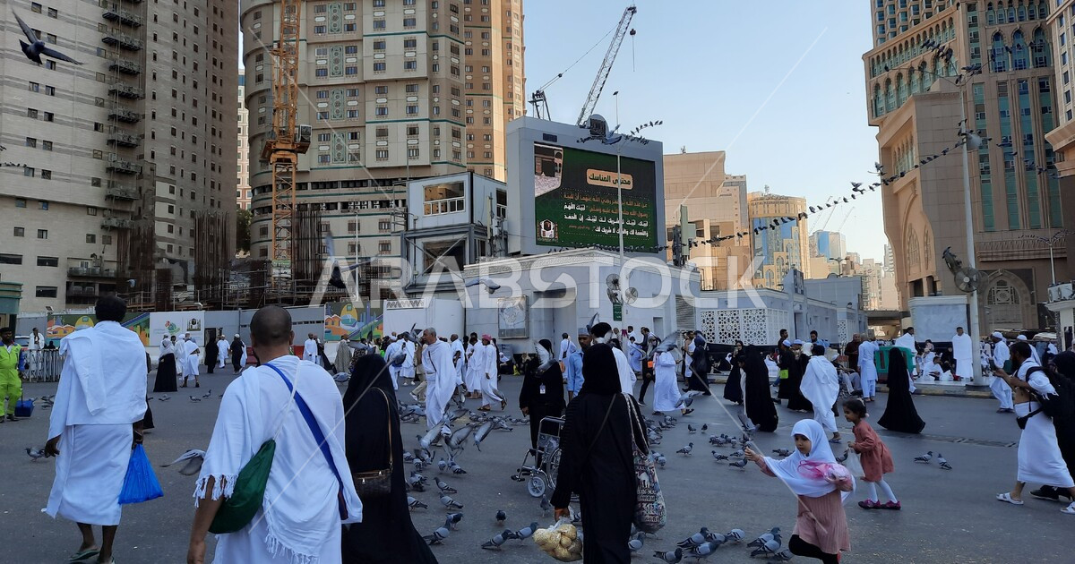 حجاج بيت الله الحرام في الفناء الخارجي للحرم المكي في مكة المكرمة ...