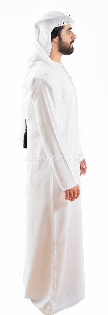 Portrait from the side of an Emirati Arab man wearing traditional ...