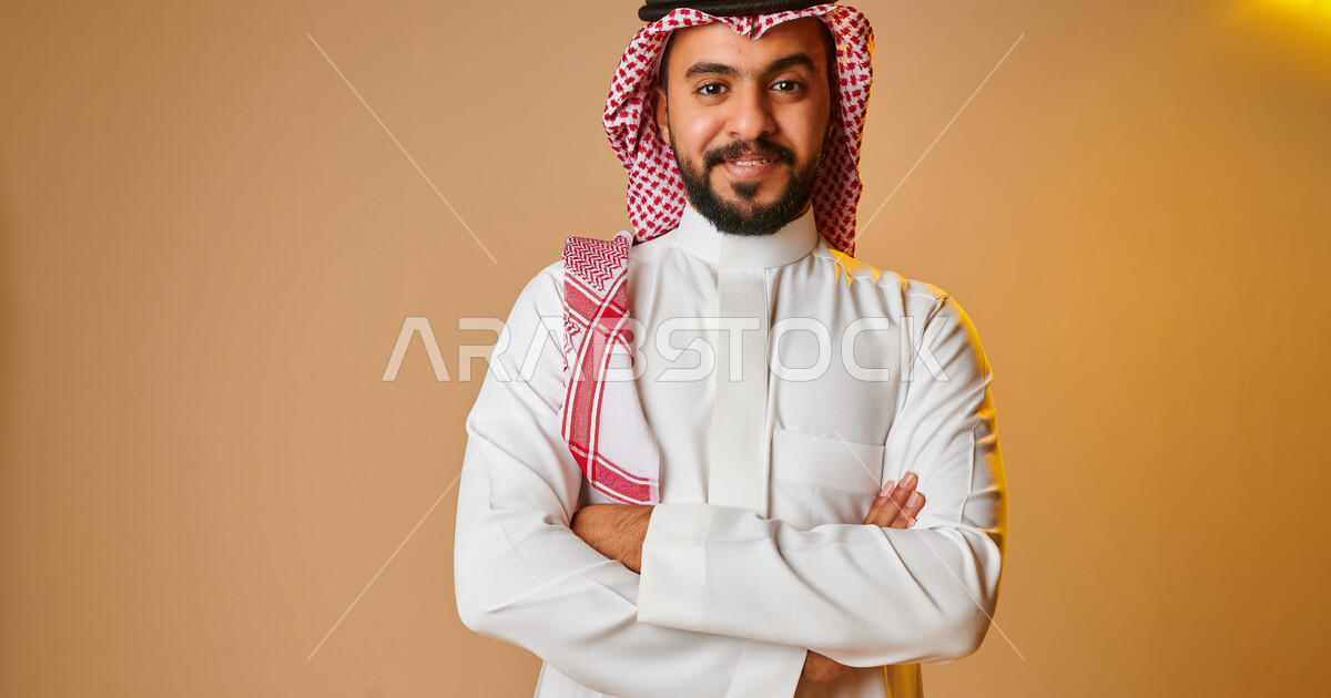 Portrait of a Saudi Arabian Gulf man wearing traditional Saudi dress ...