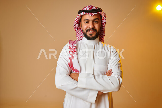 Portrait of a Saudi Arabian Gulf man wearing traditional Saudi dress ...