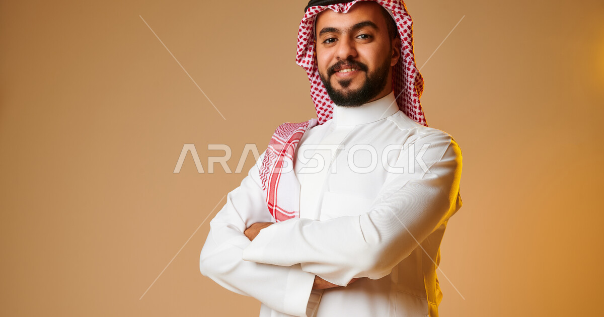 Portrait of a Saudi Arabian Gulf man wearing traditional Saudi dress ...