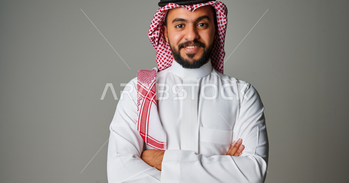 Portrait of a Saudi Arabian Gulf man wearing traditional Saudi dress ...