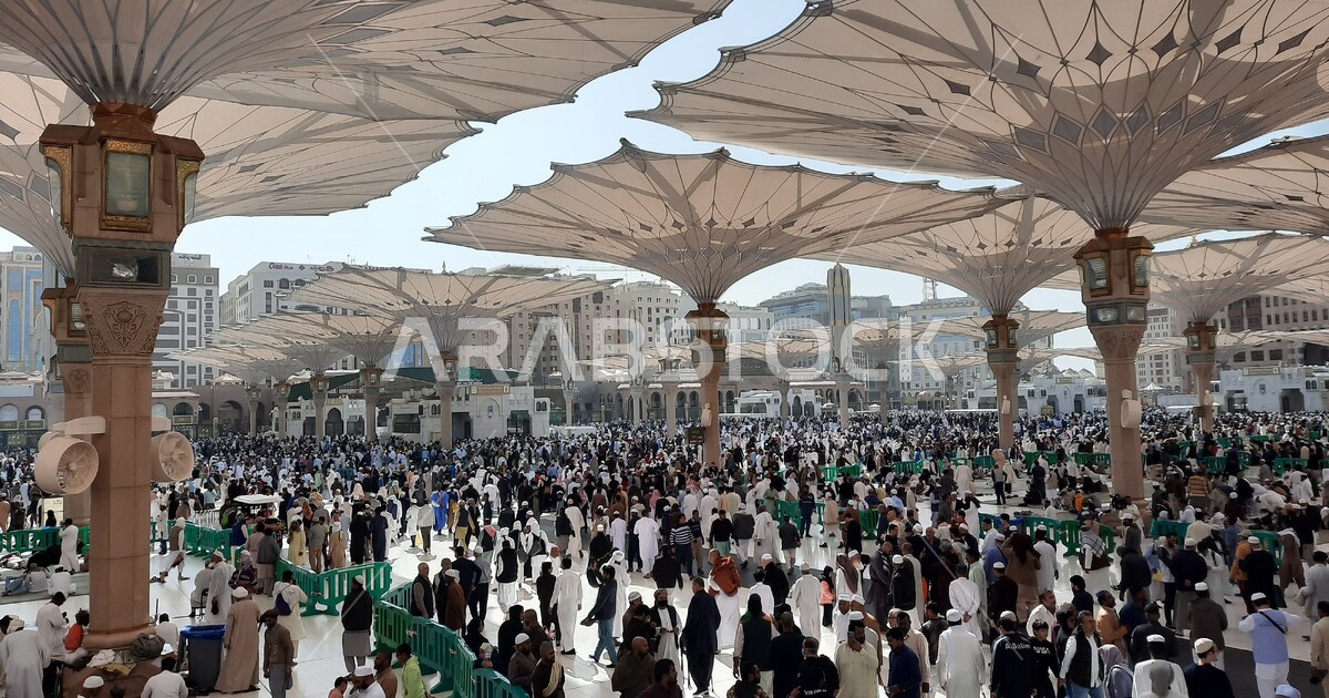 Muslims gathered in the outer complex of the Prophet’s Mosque in ...