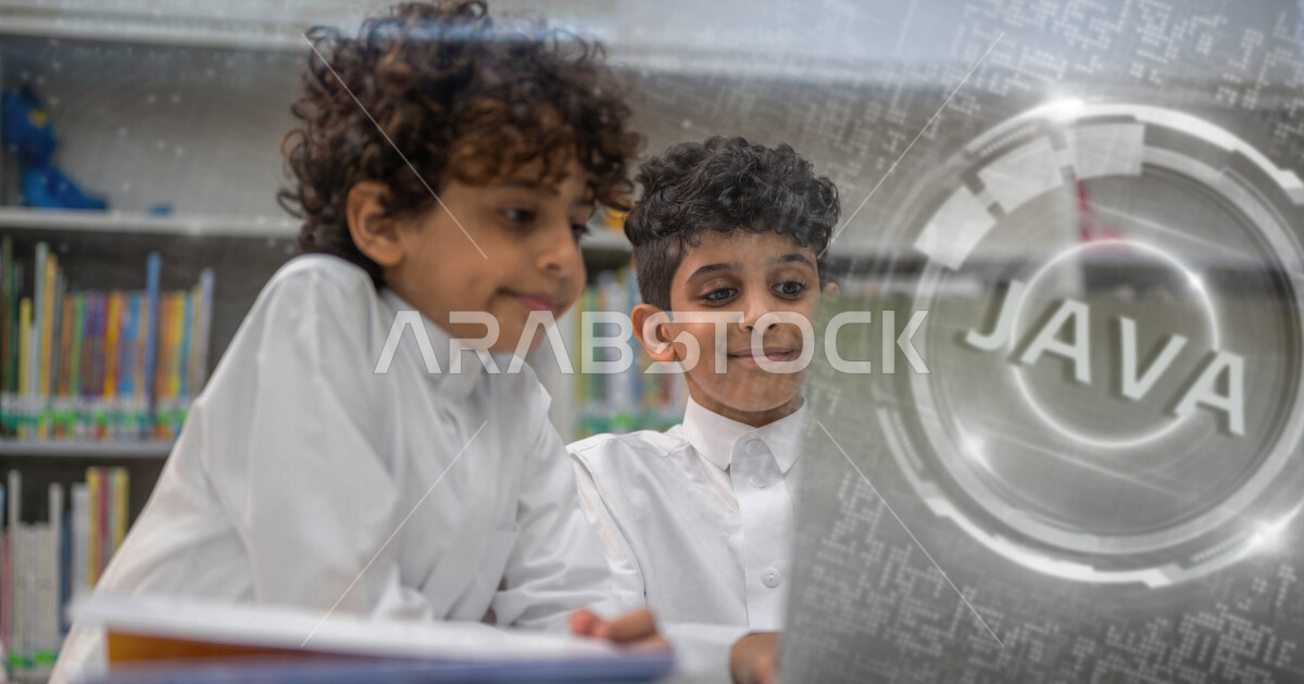 طالبان عربيان خليجيان سعوديان يتعلمان لغة الجافا، الجلوس امام جهاز ...