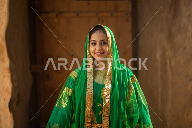 A Saudi Arabian Gulf girl wearing the traditional Saudi folk costume ...