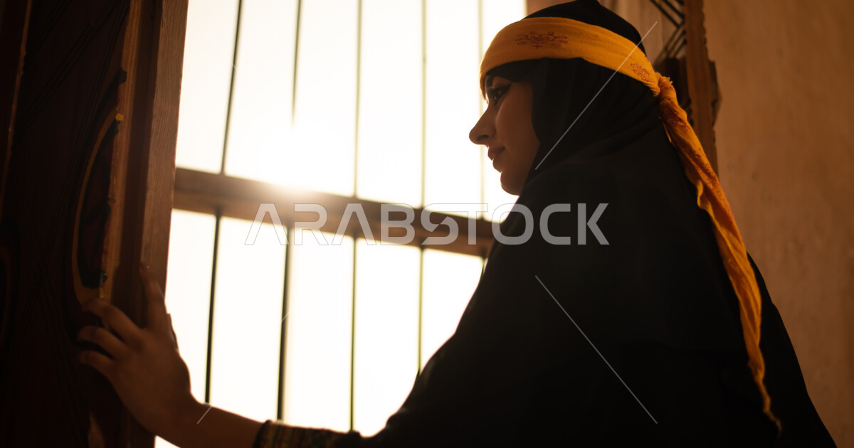 Side view of a Saudi Arabian Gulf woman wearing traditional costume for ...