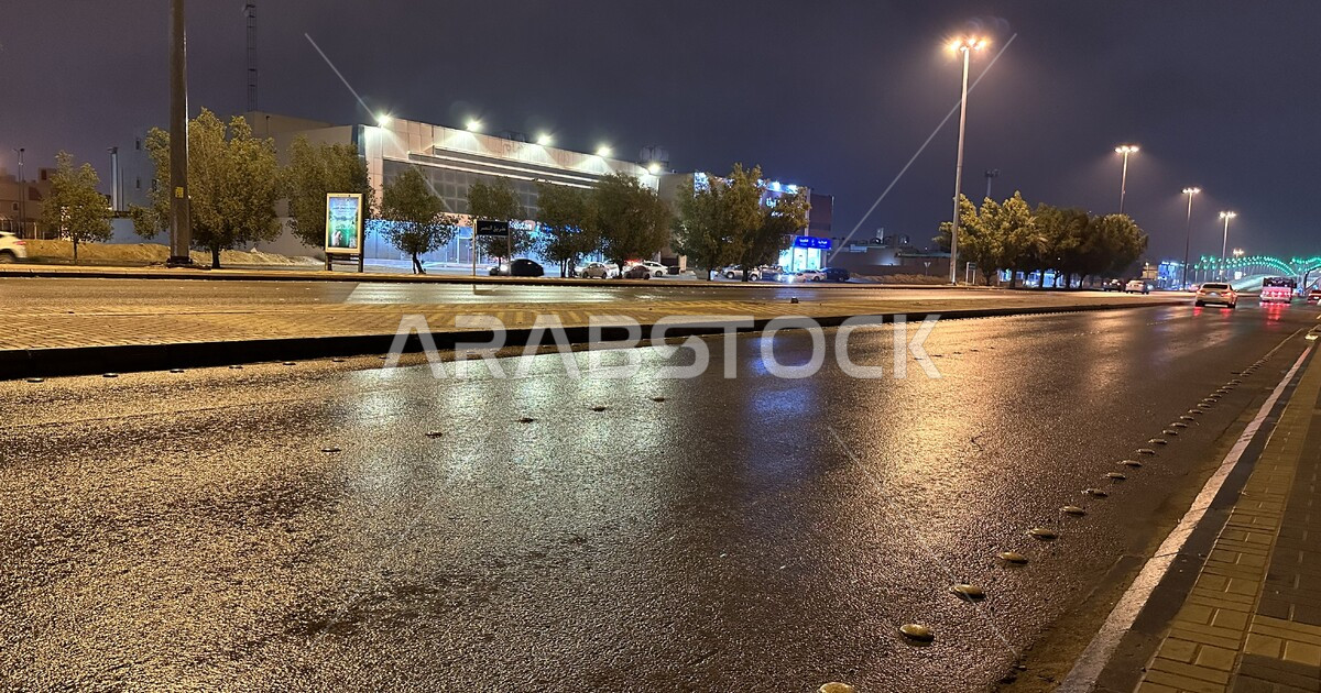صورة لطريق سير السيارات في احد شوارع الرياض ليلا في المملكة العربية