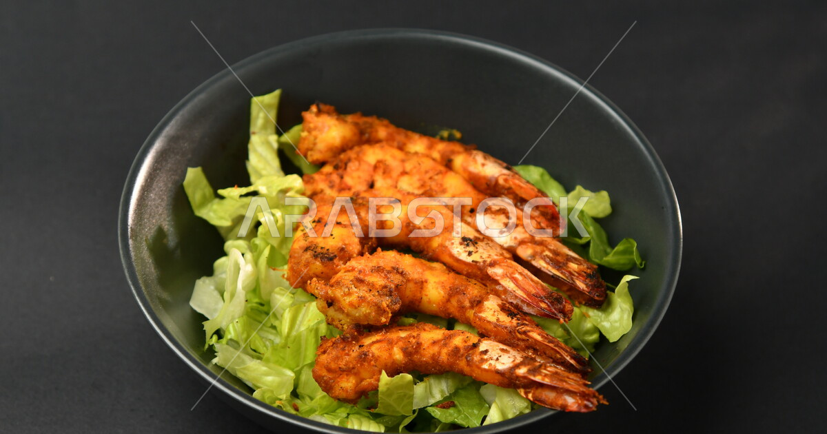 طبق روبيان على سطح أسود ، مطابخ ومطاعم عربية ، الجمبري ، مأكولات بحرية ...