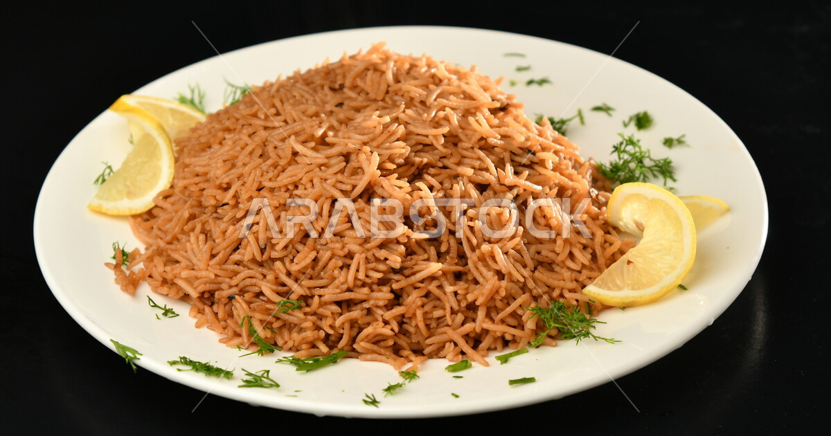 طبق أرز أحمر مع شرائح الليمون ، مأكولات عربية ، مطعم سعودي ، أطباق ...