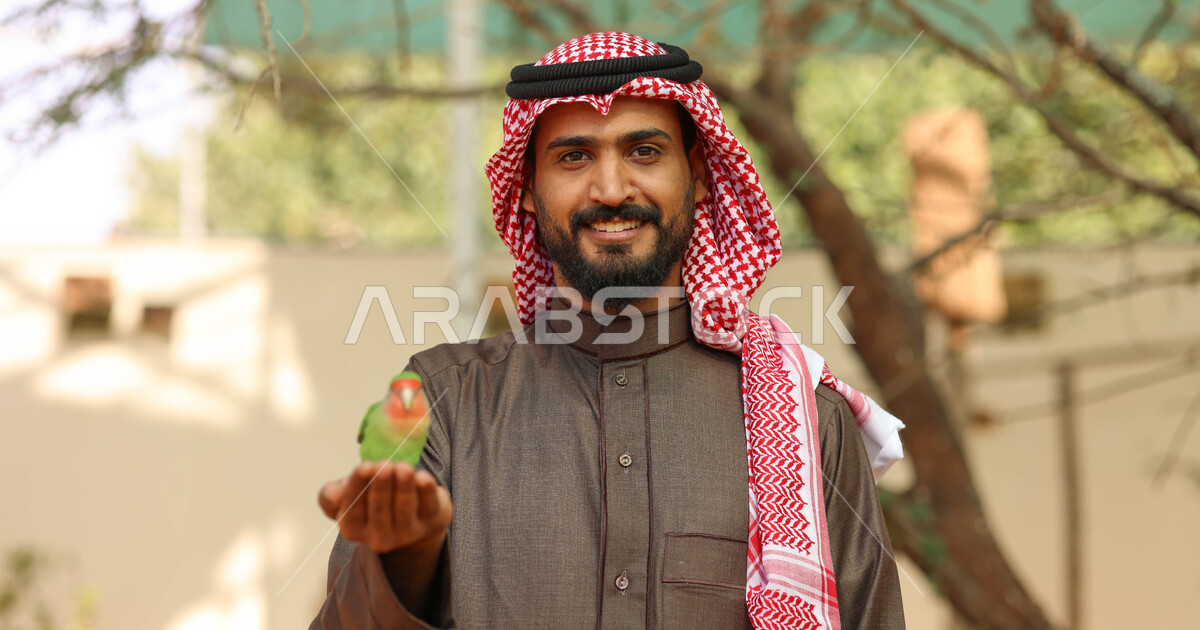 A Saudi Arabian Gulf man spends fun times in the zoo in the Kingdom of ...