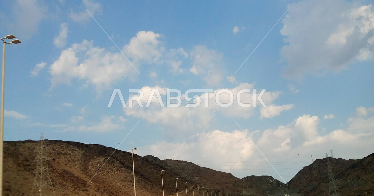 طريق اسفلتي وسط الجبال والمرتفعات، التكوينات الصخرية على جانب الطريق ...