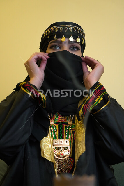 Portrait of a Saudi Arabian Gulf woman wearing the niqab, wearing a ...
