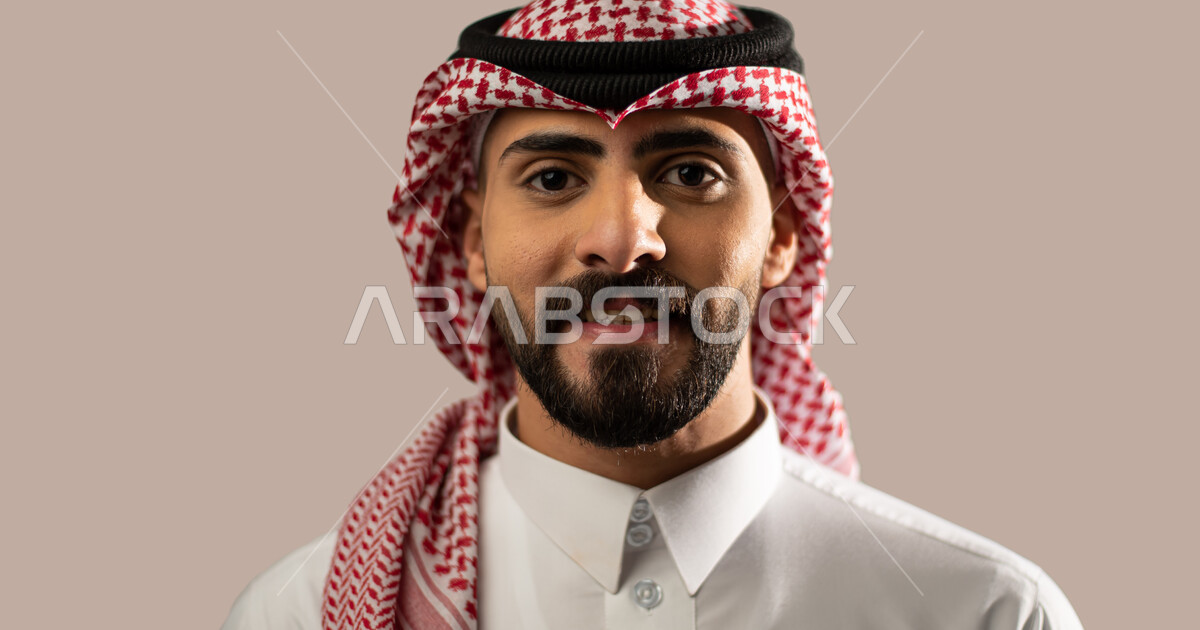 Portrait of a Saudi Arabian Gulf man wearing traditional Saudi dress ...