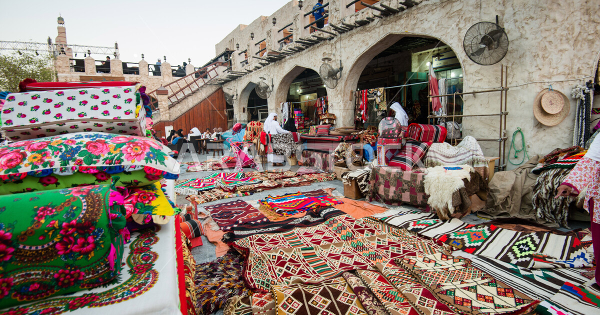 ادوات ومنتجات تراثية في سوق واقف بالدوحة في قطر، معالم الدوحة المشهورة ...