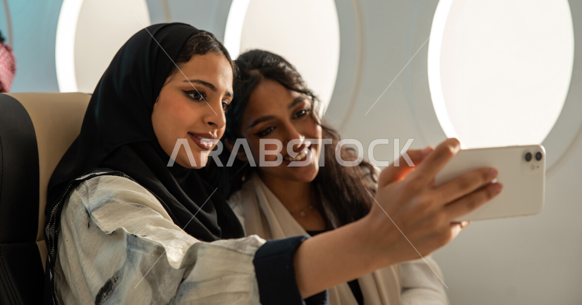 امراتان عربيتان سعوديتان قضاء أوقات ممتعة برفقة الاصدقاء ، التقاط صورة ...