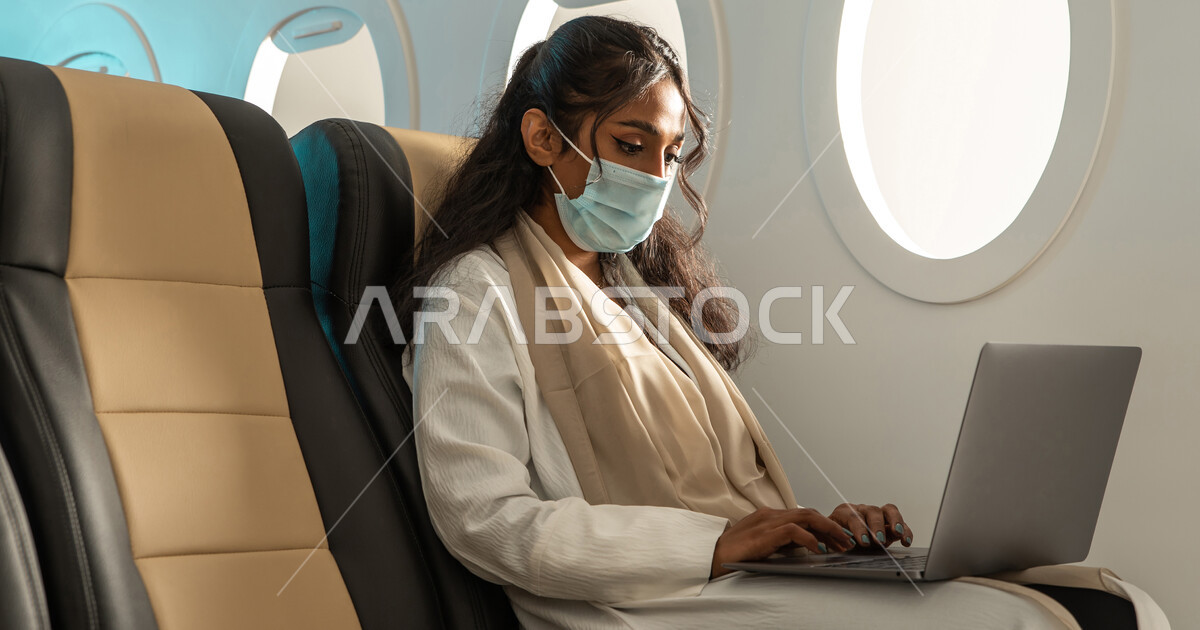 اتباع اجراءات الوقاية من فايروس كورونا ، امرأة عربية خليجية سعودية تجلس ...