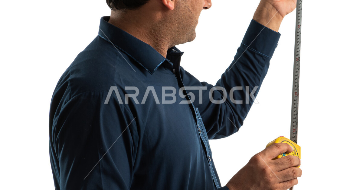 بورتريه لعامل بناء باكستاني يرتدي الزي الباكستاني التقليدي ويمسك بيده ...