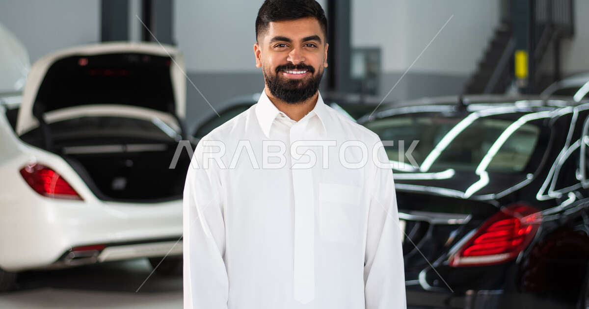 خدمات اصلاح و صيانة السيارات ،رجل عربي خليجي سعودي يرتدي الزي السعودي ...